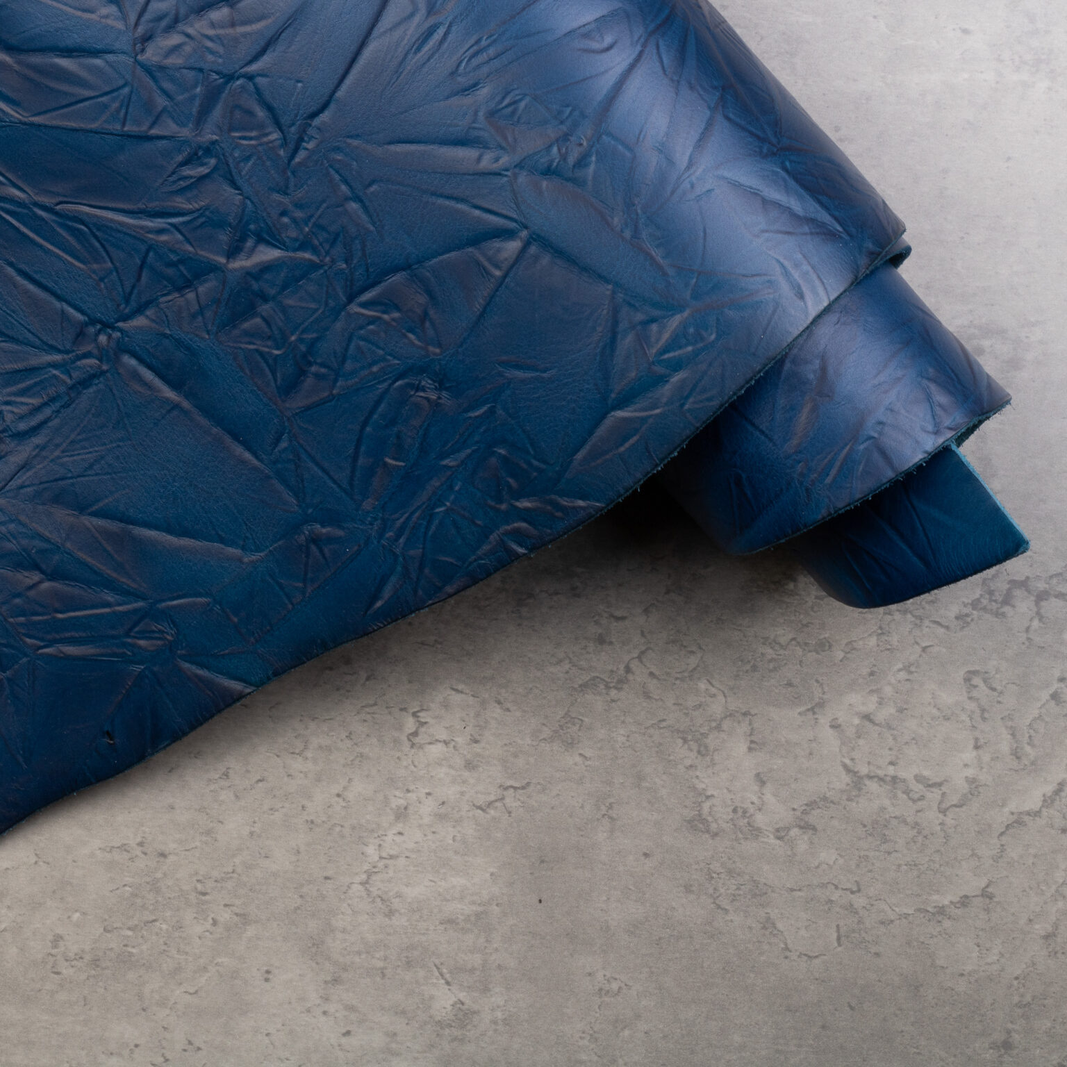CONCERIA WALPIER FOGLIA EMBOSSED BLUE - Belts Production